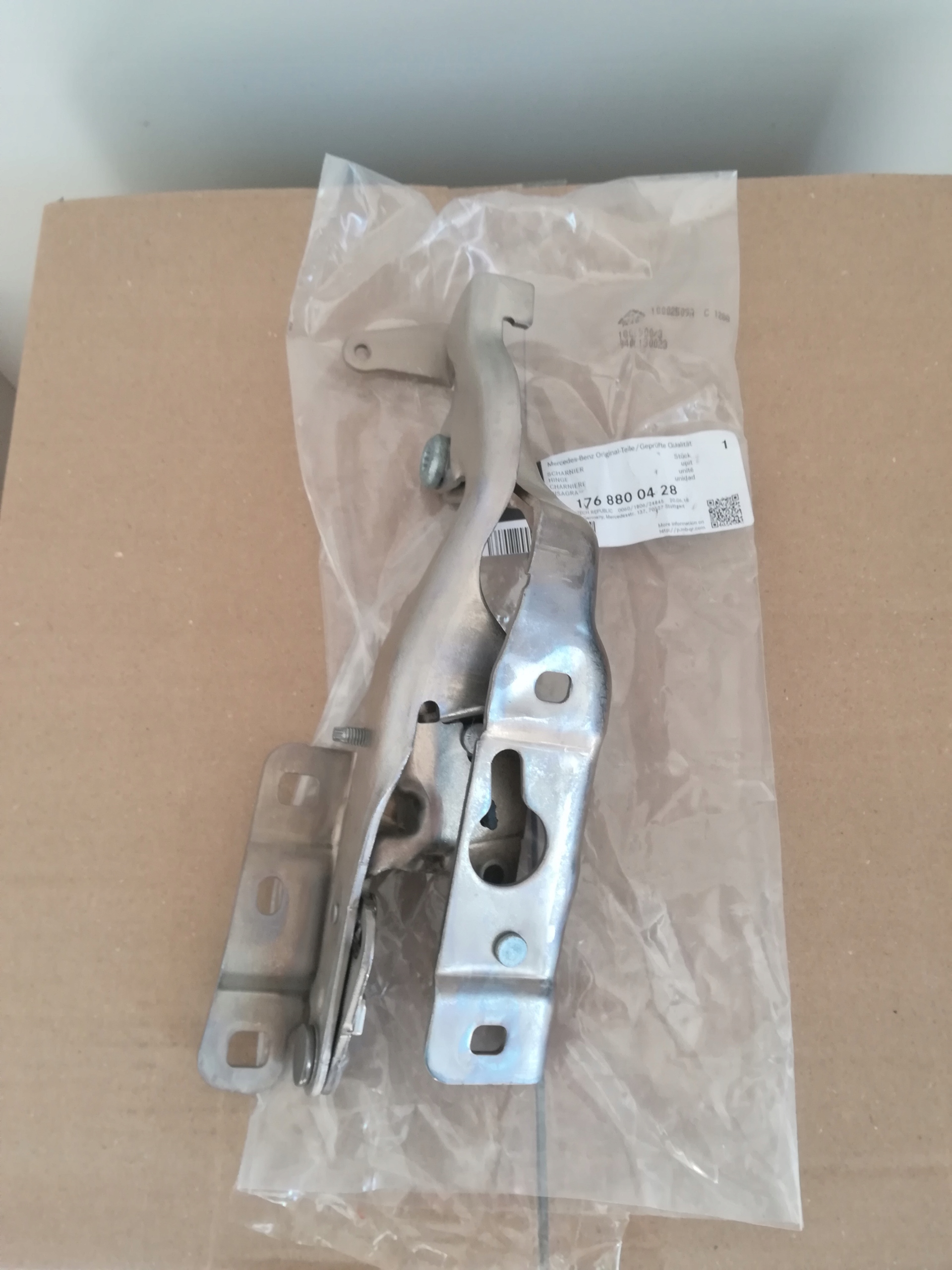 Mercedes-Benz OE A1768800328 / A1768800428 zawiasy maski - porównaj ...