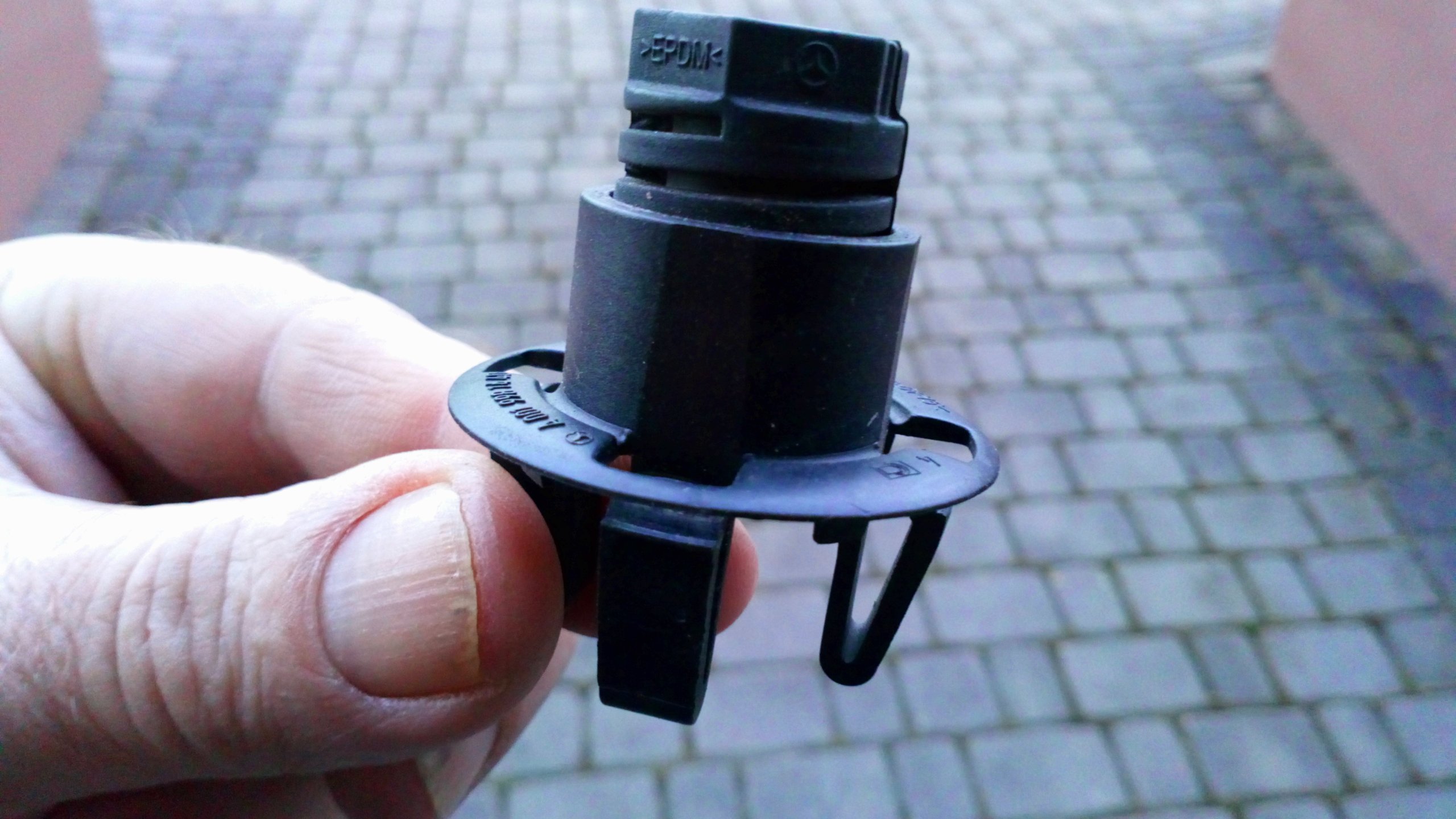 MERCEDES B W246 PAS ODBÓJ MASKI A0019981440 - 7174498202 - oficjalne ...